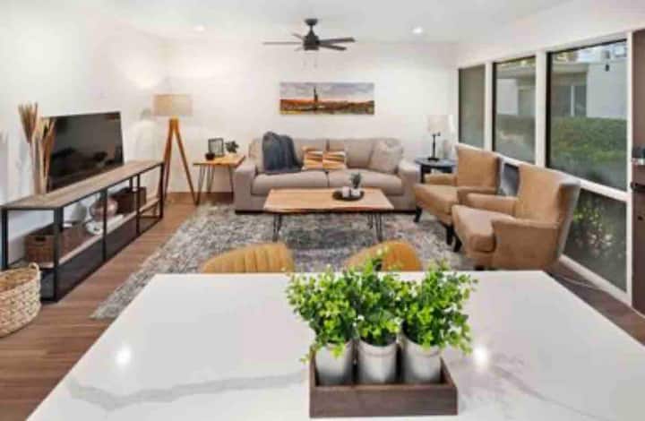 Old Town Delight W/ Palm Views & Walk To Local Fun - Scottsdale, AZ