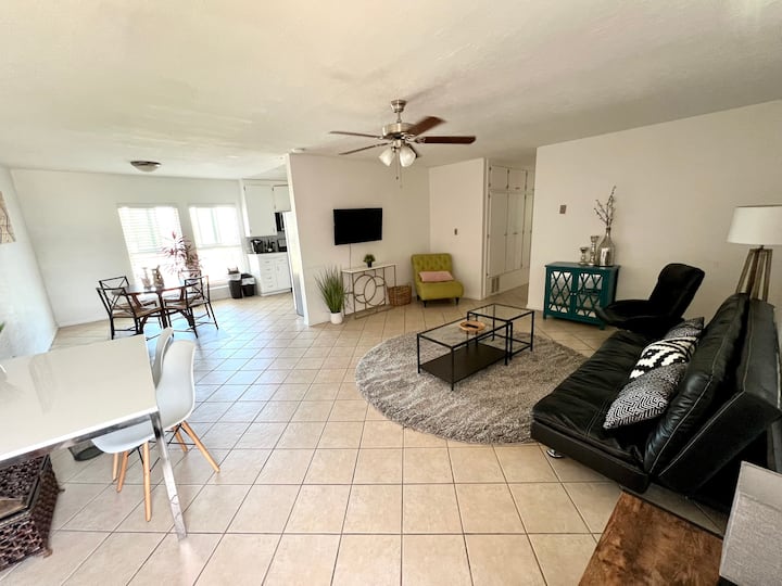 Light & Airy Unit! Walking Distance To All!! - San Diego, CA