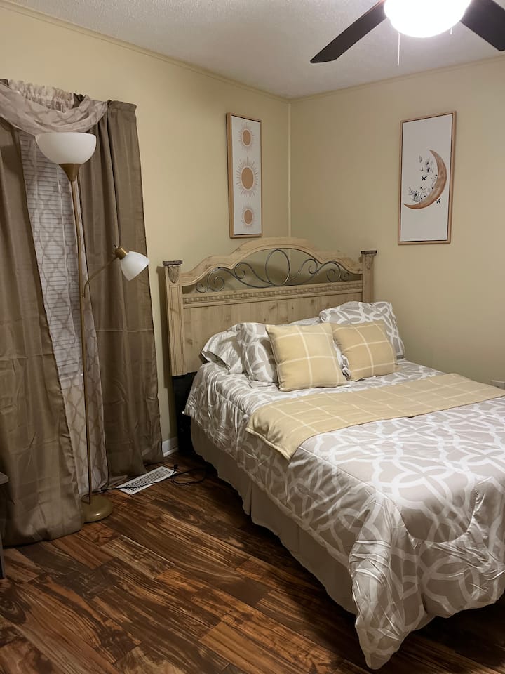 Cozy Bedroom - Dothan, AL