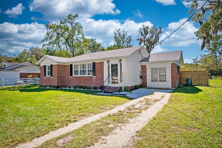 Special Lakefront Retreat - Jacksonville, FL