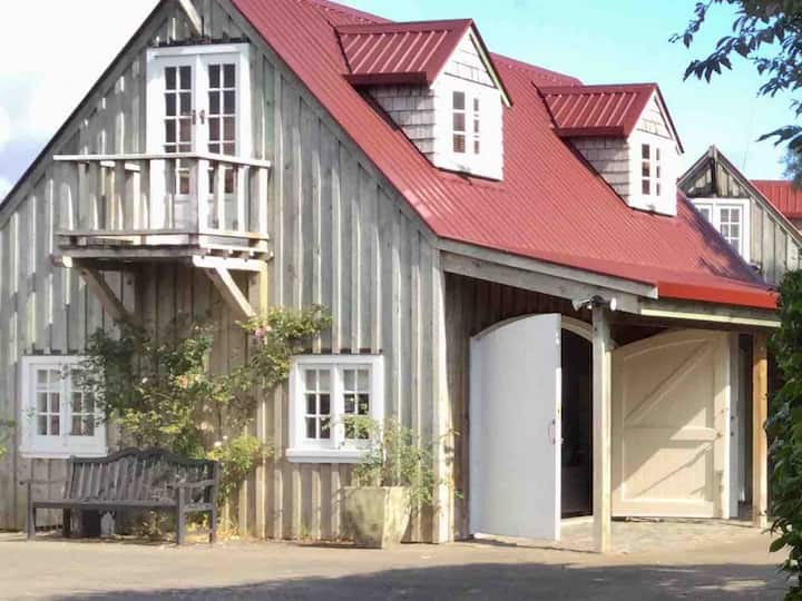 Redroof Barn Studio & Loft Room Sleepout - Tauranga