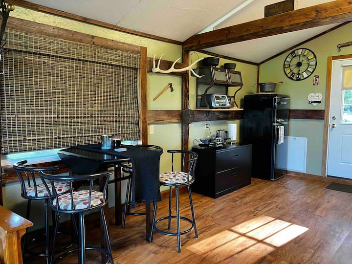 Rustic Backyard Cottage. Free Wi-fi. Pet Friendly. - North Dakota
