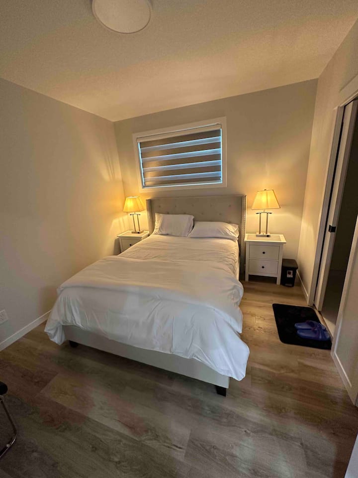 Cozy 2-bedroom & 1.5 Bath Suite | Driveway Parking - Calgary