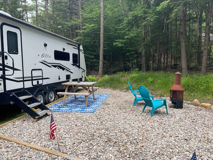 Travel Trailer Located In Wooded Area. - 挪威