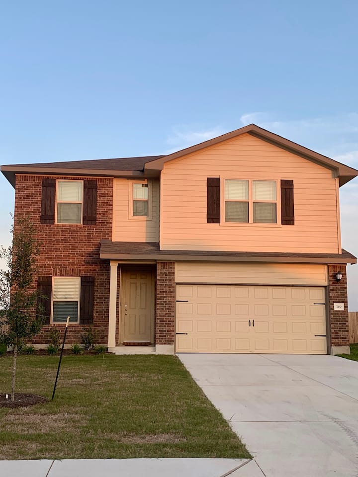 Right At Home - Spacious 2 Story Serene Abode* - San Marcos, TX