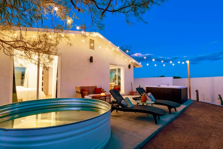 Luxury Desert Getaway: Hot Tub, Cowboy Pool, Sauna - Joshua Tree, CA