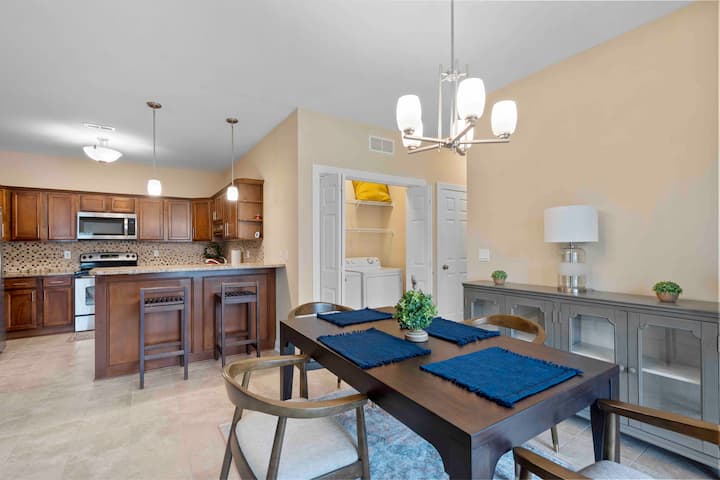 Felicitous Spacious Clean Jordan Creek Perks - West Des Moines, IA