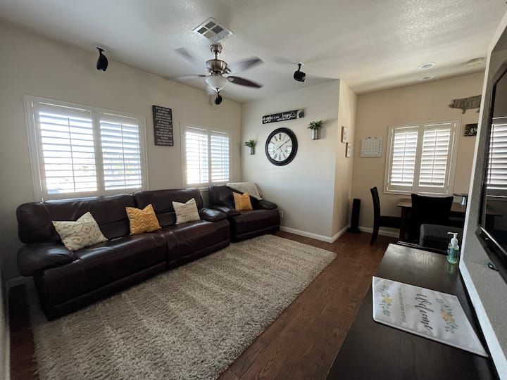Adorable Upstairs Guest House - Las Vegas Harry Reid Airport (LAS)