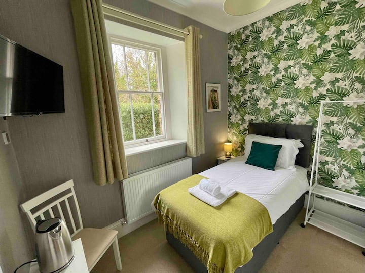Single Room, Ensuite, Free Parking, Fresh Décor - Keswick