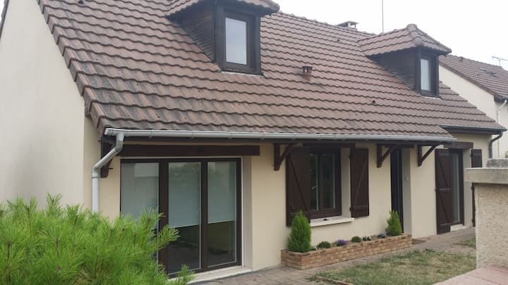 Chambre Avec Lit Double Dans Une Belle Maison - Palaiseau
