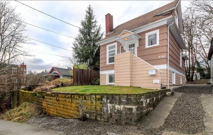2br/1.5ba - Ac- Private Upper Unit Of A Duplex House. Few Steps To Light Rail - Seattle, WA