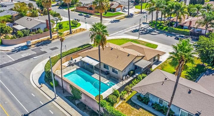 Spacious Family Pool|jacuzzigames|bbq|masage Chair - Riverside, CA