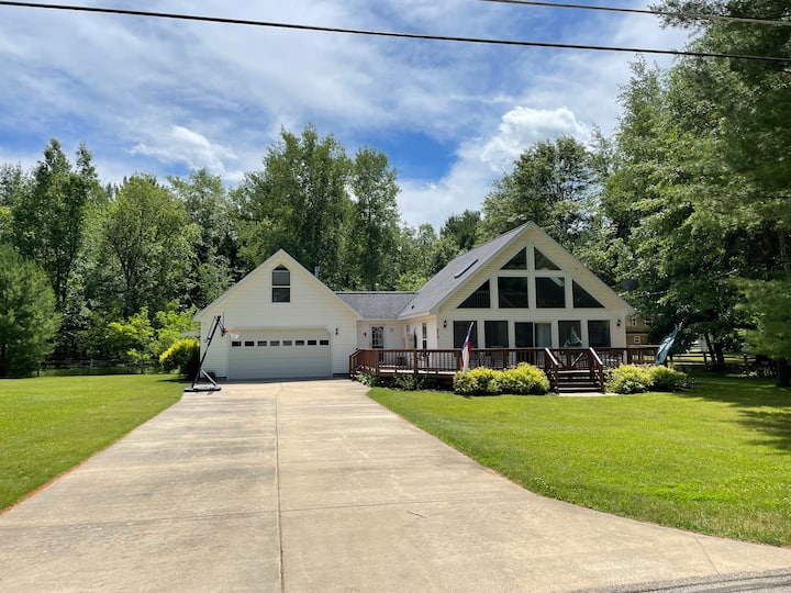 Spacious Higgins Cottage - Roscommon, MI