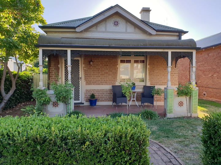 Lil Cottage On Clinton - Orange
