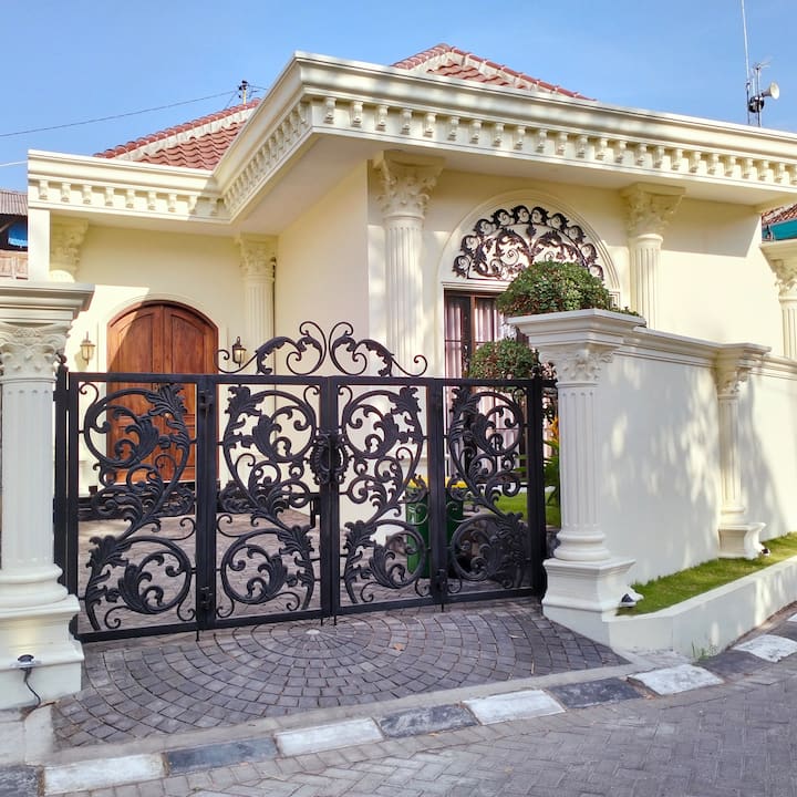 Villa Ganendra Luxury Villa With Private Pool - Yogyakarta