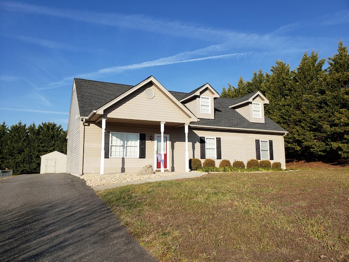 4 Bed 3 Bath Home 5 Min From Lu - Lynchburg, VA