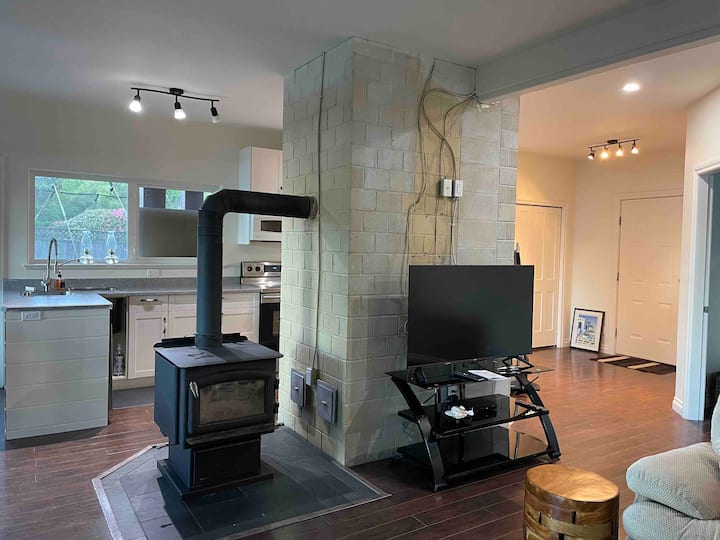 Cozy 2 Bdrm Oceanfront - Sooke