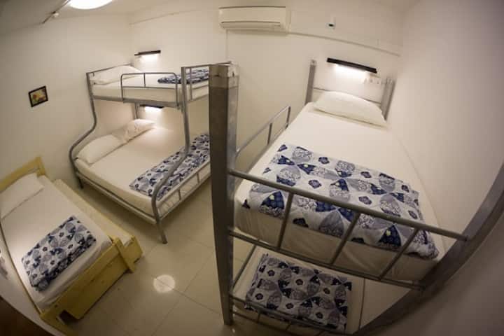 Private Room- 6 Bed (Shared Toilet). Room 2 - Singapour