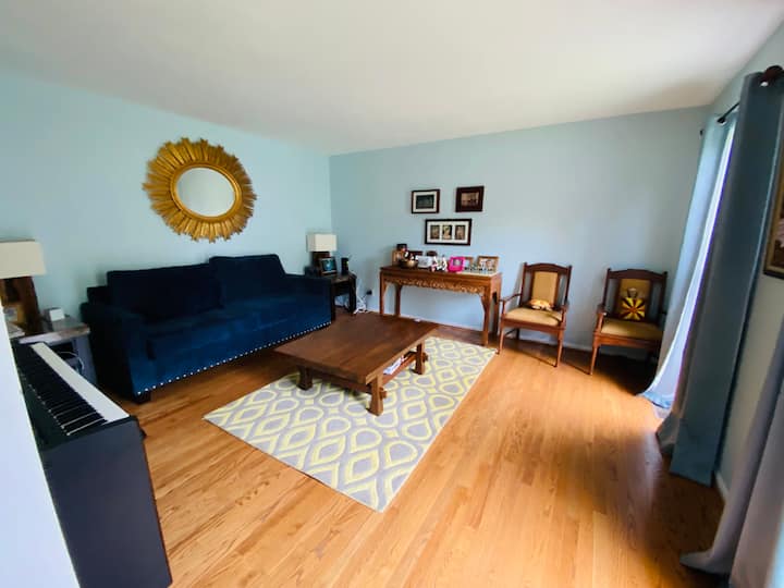 Private Purple Bedroom At Windsor Manor - Rockville, MD