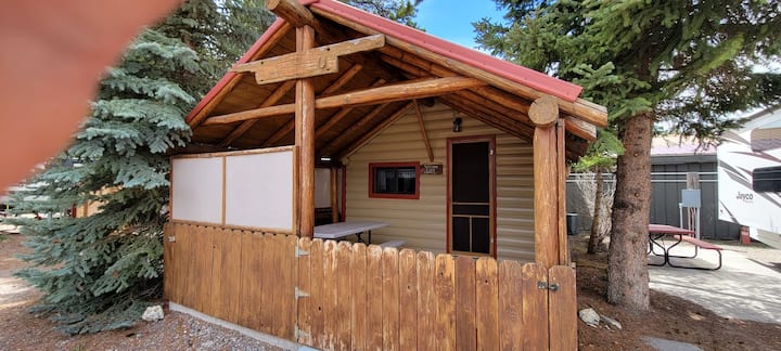 Lovely Rustic Cabin That Sleeps 4! - West Yellowstone, MT