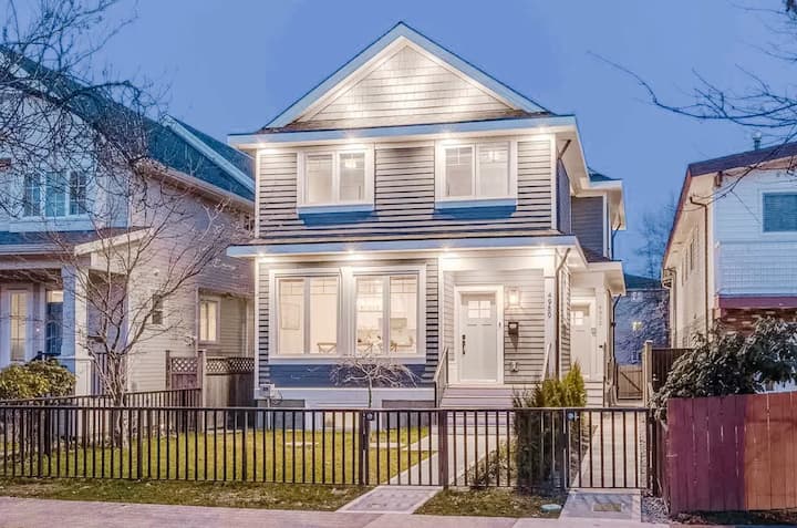 New Cozy & Beautiful Private Suite Near Skytrain - Vancouver