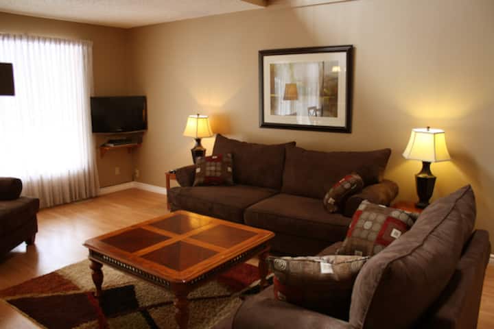 #140 - Executive Three Bedroom Chalet - Alberta