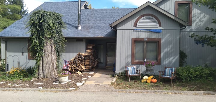 Lakelife For 7!
Fun And Rest Near Lake Wawasee - Syracuse Beach