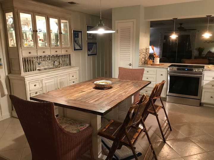 Beach Bungalow To Put Your Toes In The Sand. - Jacksonville, FL