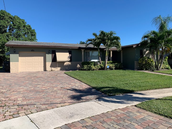 Gem On The Lake - Plantation, FL