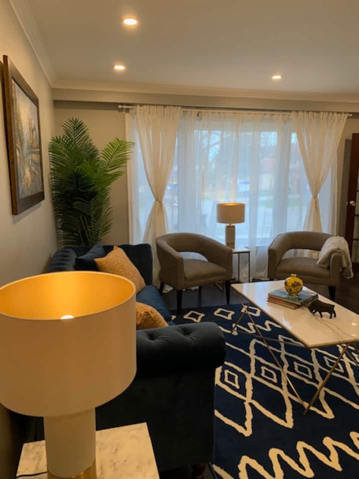 Spacious 3br Bungalow, 4 Beds, Next To Bus Stop - Toronto
