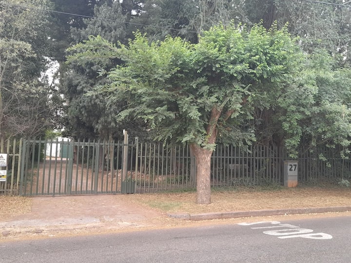 #6 Large En-suite Budget Room, Wi-fi, Parking, Tv. - Randburg