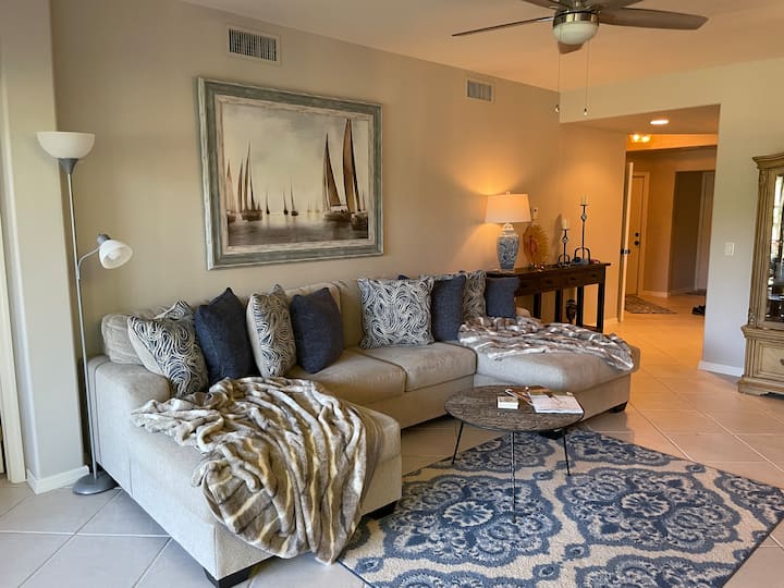 Breathtaking Carriage Home - Fort Myers