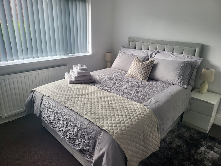 Spacious & Cosy Holiday Home In Manchester - Oldham