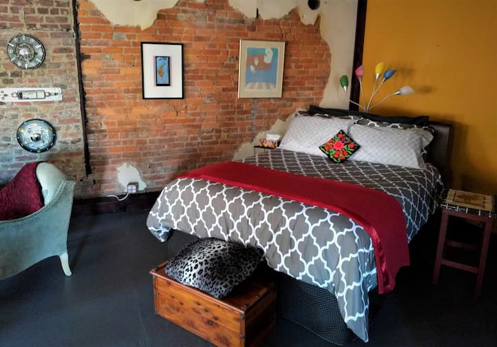 Art Loft On Historic C-st.
*Park At Your Door* - Springfield, MO
