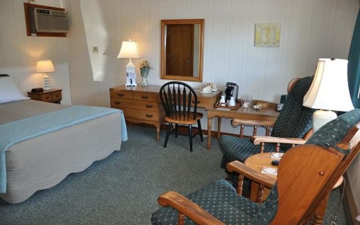 Serene Queen Deluxe With Porch - Wells, ME