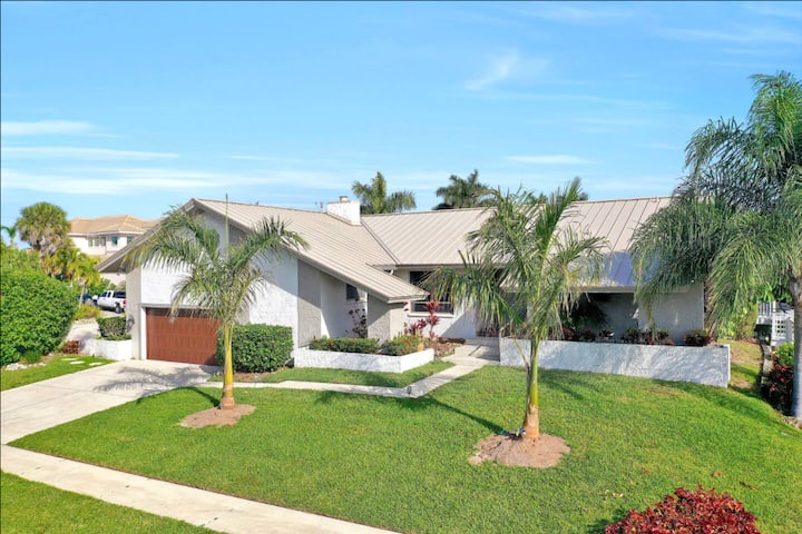 Stunning Canal Ranch Walk To The Tigertail Beach - Marco Island, FL