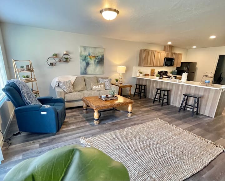 New | Roomy | 3bdrm | King Suite | Stocked! - Pasco, WA