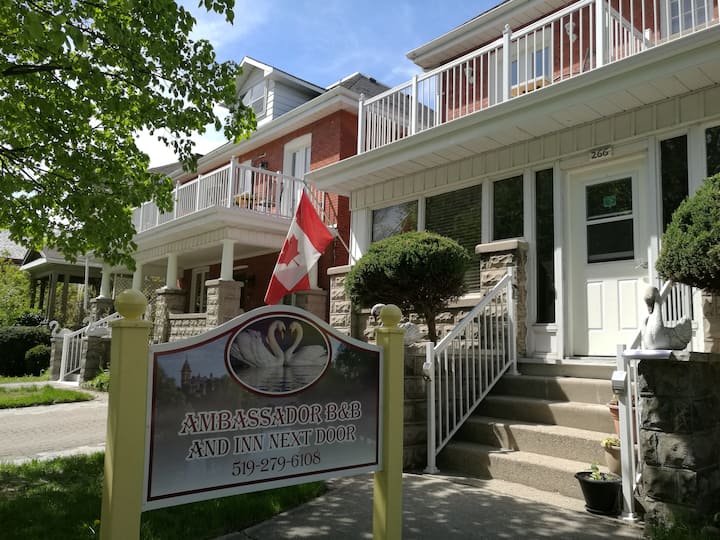 Luxury Suite Of Ambassador's Inn Next Door - Stratford