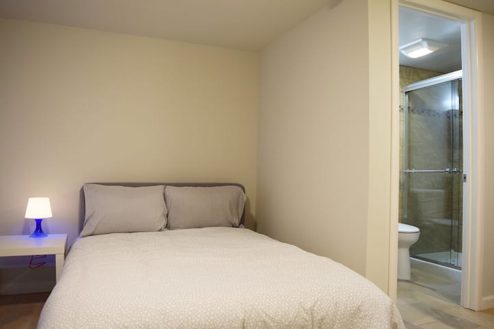 Fully Sanitized Private Entrance Master Room - Alameda, CA