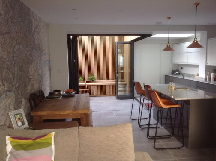Spacious 3 Bed House Great Location - London