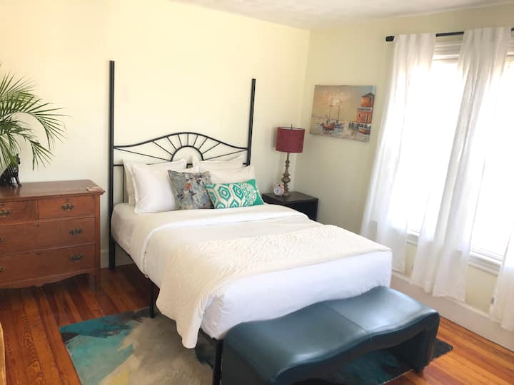 Sunny & Mod Edwardian Home In Bustling Mt Pleasant - Rhode Island