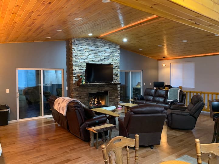 Finnegan Roadhouse: 7 Bedrooms/5 Baths On 10 Acres - Gaylord, MI