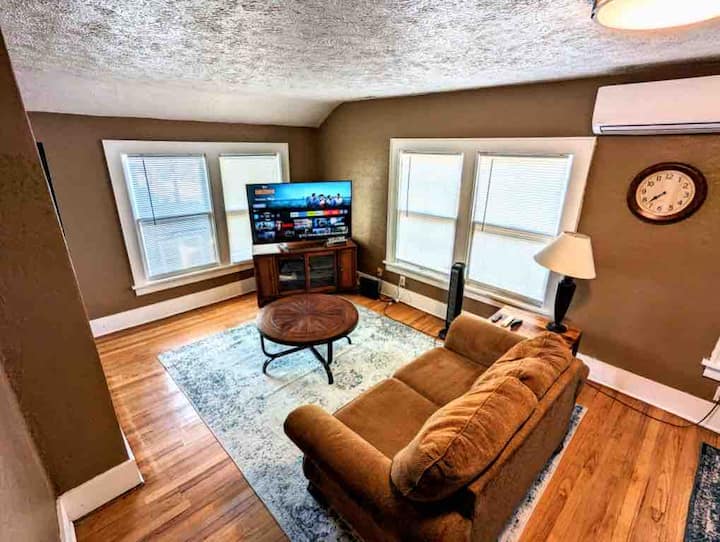Pet-friendly Dundee 2 Bedroom - Omaha, NE