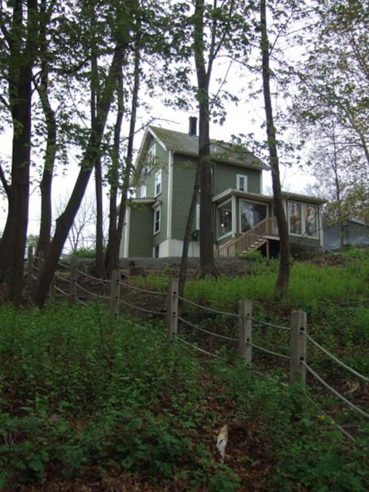 Tree House With Norwegian Roots Near Commuter Rail - Ipswich, MA