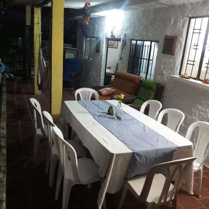 Finca Con Piscina , Sauna En La Ciudad. - Girón