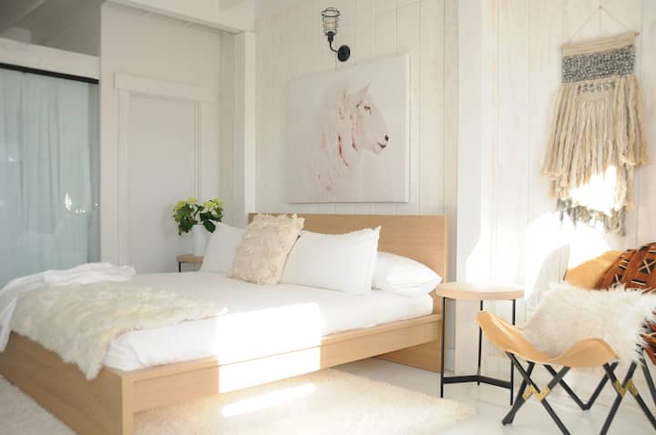 B2 Boutique Inn Cozy King Bed Ada Glass Desk Patio - St. George, UT