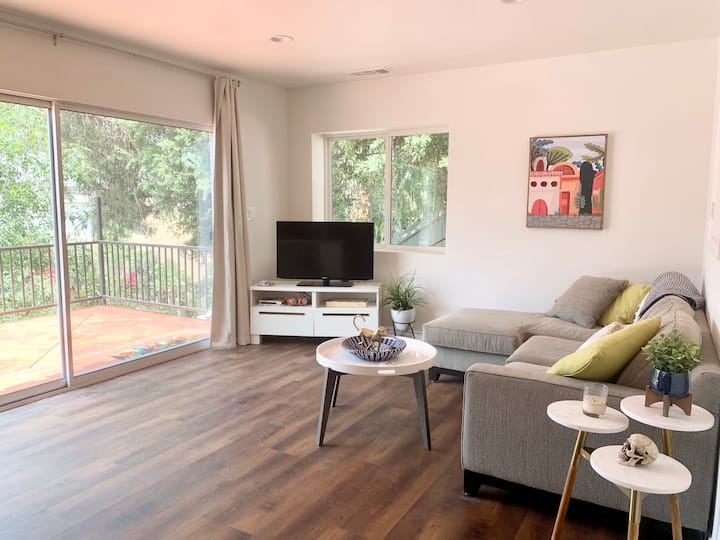 Large Spanish Guesthouse, Hollywood Hills (Safe) - Los Angeles, CA