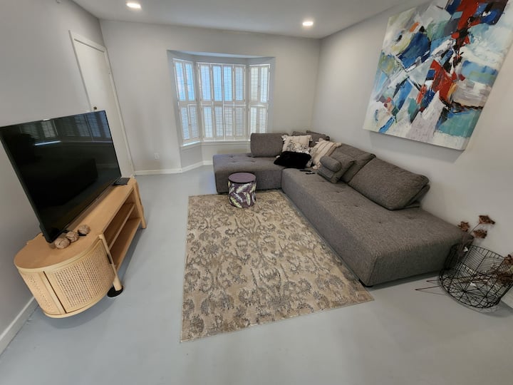 Phils Place-this Is A Newly Renovated 1br Condo. - Jackson