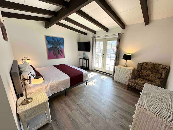 29 -King Suite - 1 Bed 1 Bath (Sleeps 2-4) - Palm Springs, CA
