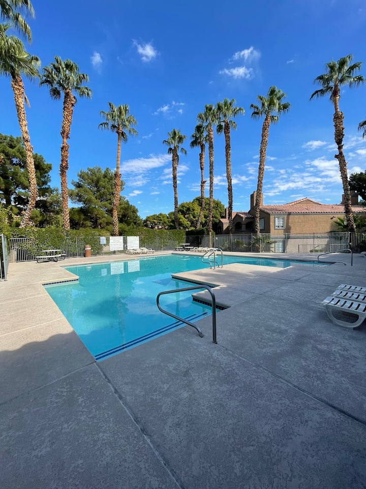 Las Vegas Private, Gated, Free Parking Near Strip - Fremont, CA